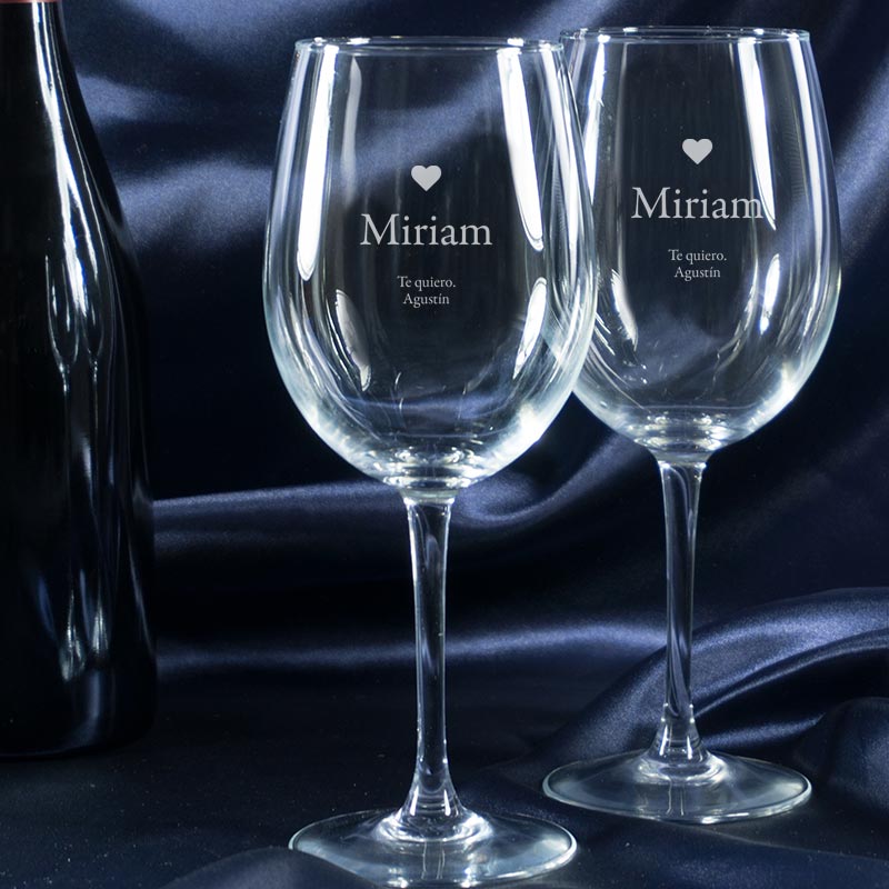 Copas de vino grabadas con corazón Copas de vino grabadas con corazón
